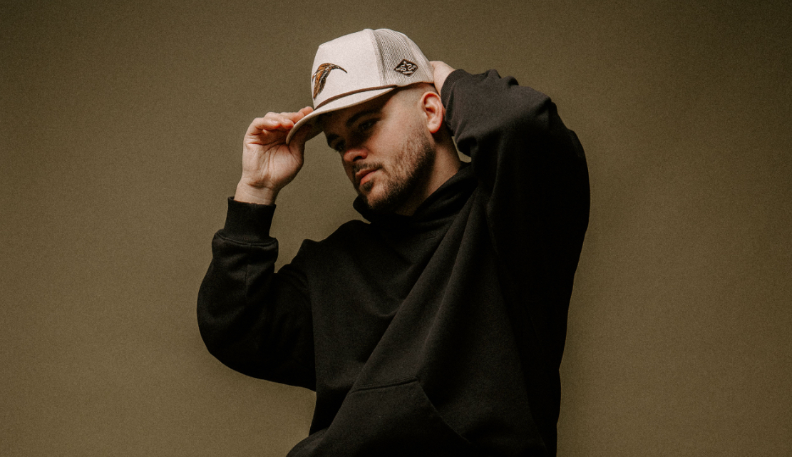 Country songwriter Jake Banfield blends Y2K pop, 90s rap, more on ...